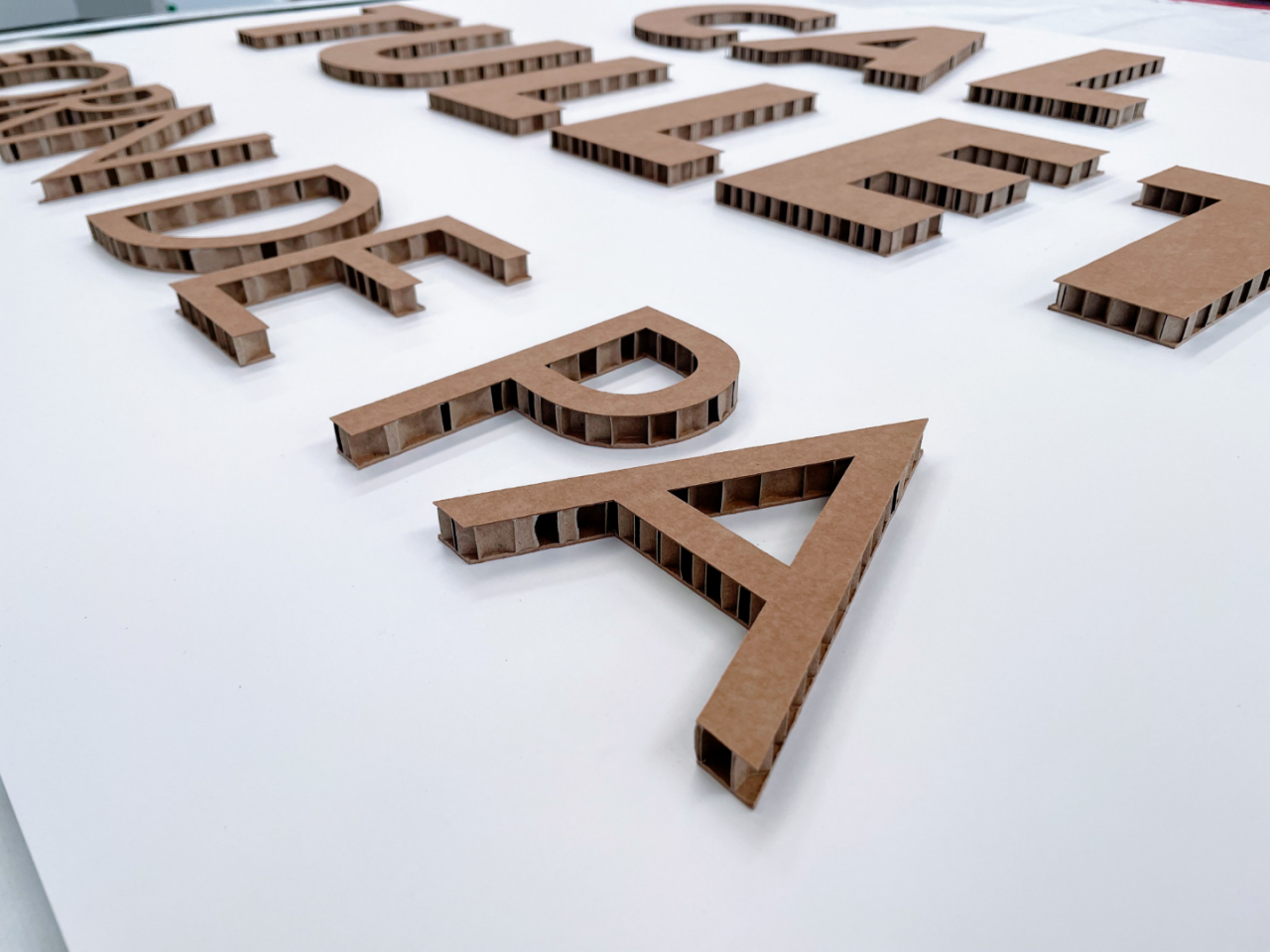 MATERIALES MÁS COMUNES PARA LA FABRICACIÓN DE LETRAS Y ELEMENTOS CORPÓREOS